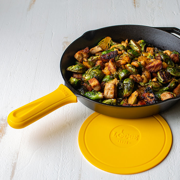Deluxe Silicone Hot Handle Holder | Shop Online | Lodge Cast Iron